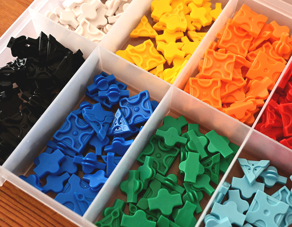 多彩なパーツで平面・立体から可動式モデルまで作れる知育ブロック 「LaQ（ラキュー）」| Okurimono Log